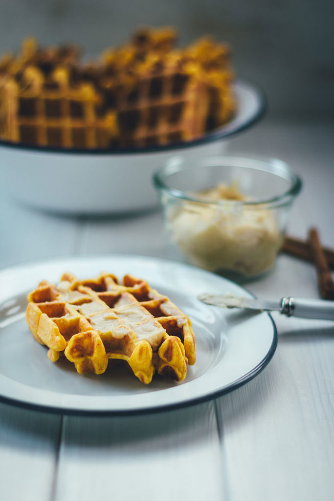 Süße Kürbis-Waffeln mit Honig-Zimt-Butter - moey's kitchen foodblog