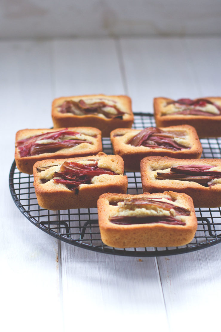 Rhabarber-Friands mit geröstetem Rhabarber - moey's kitchen foodblog
