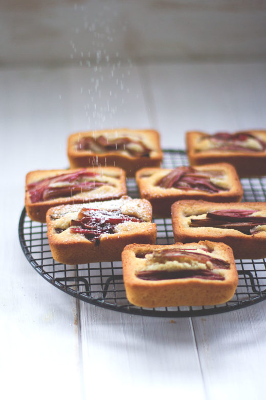 Rhabarber-Friands mit geröstetem Rhabarber - moey's kitchen foodblog