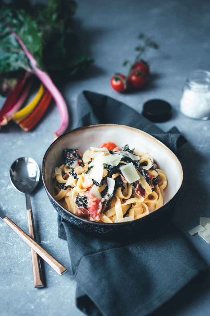 Schnelle Pasta mit Mangold, Tomaten und Frischkäse-Sauce - moey's ...