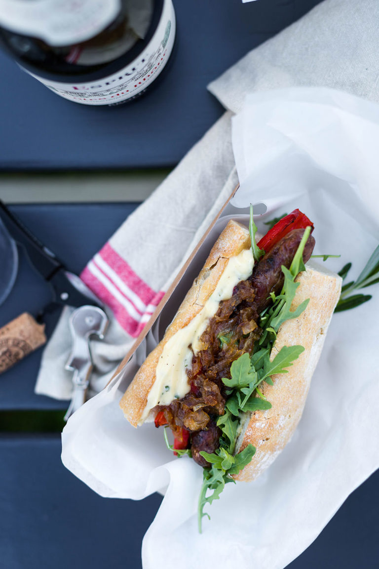 Französische Hot Dogs mit Merguez, karamellisierten Schalotten ...