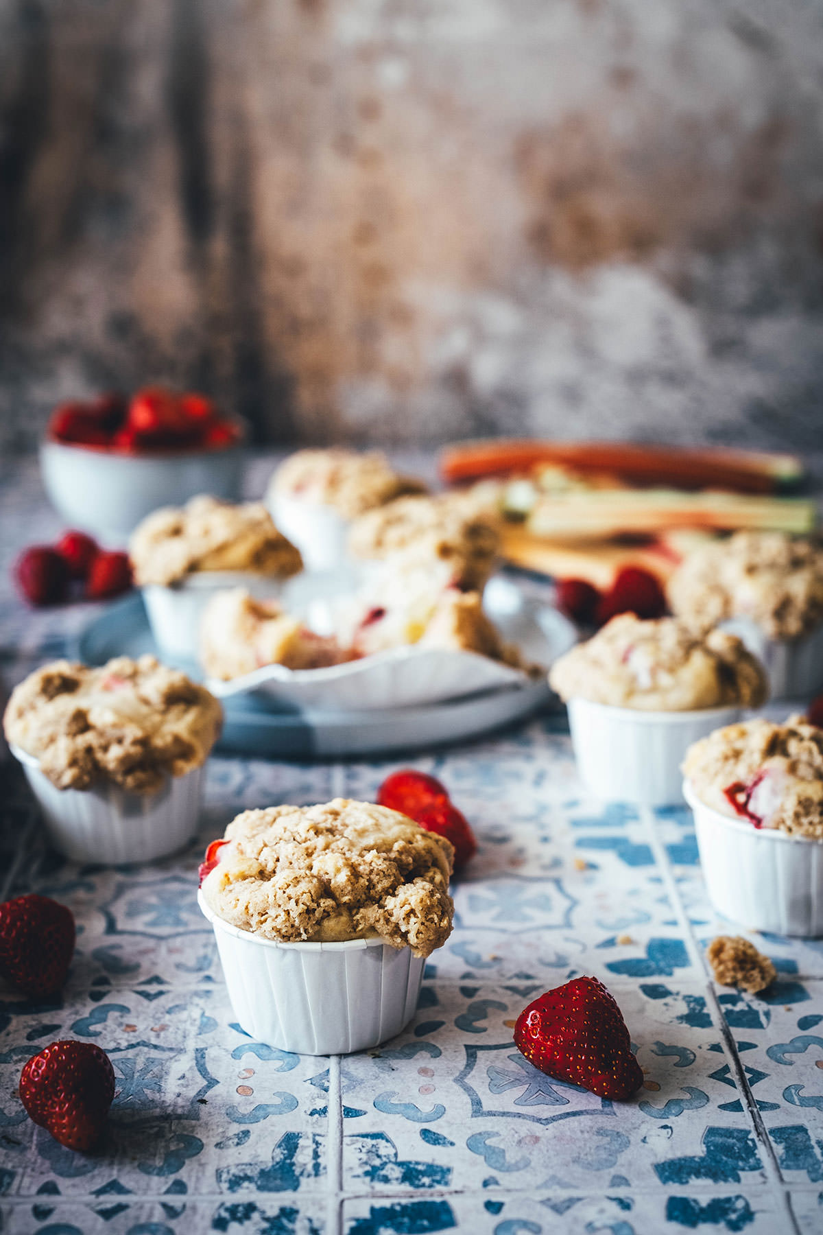 Erdbeer-Rhabarber-Muffins mit Streuseln - moey's kitchen foodblog