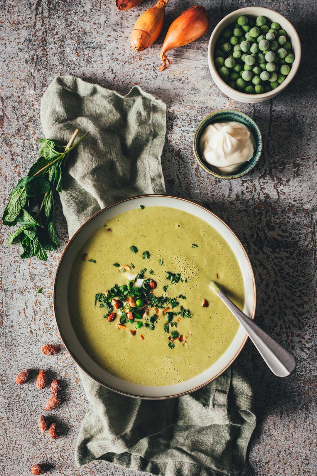 Erbsensuppe mit Minze und Crème fraîche – schnell und einfach