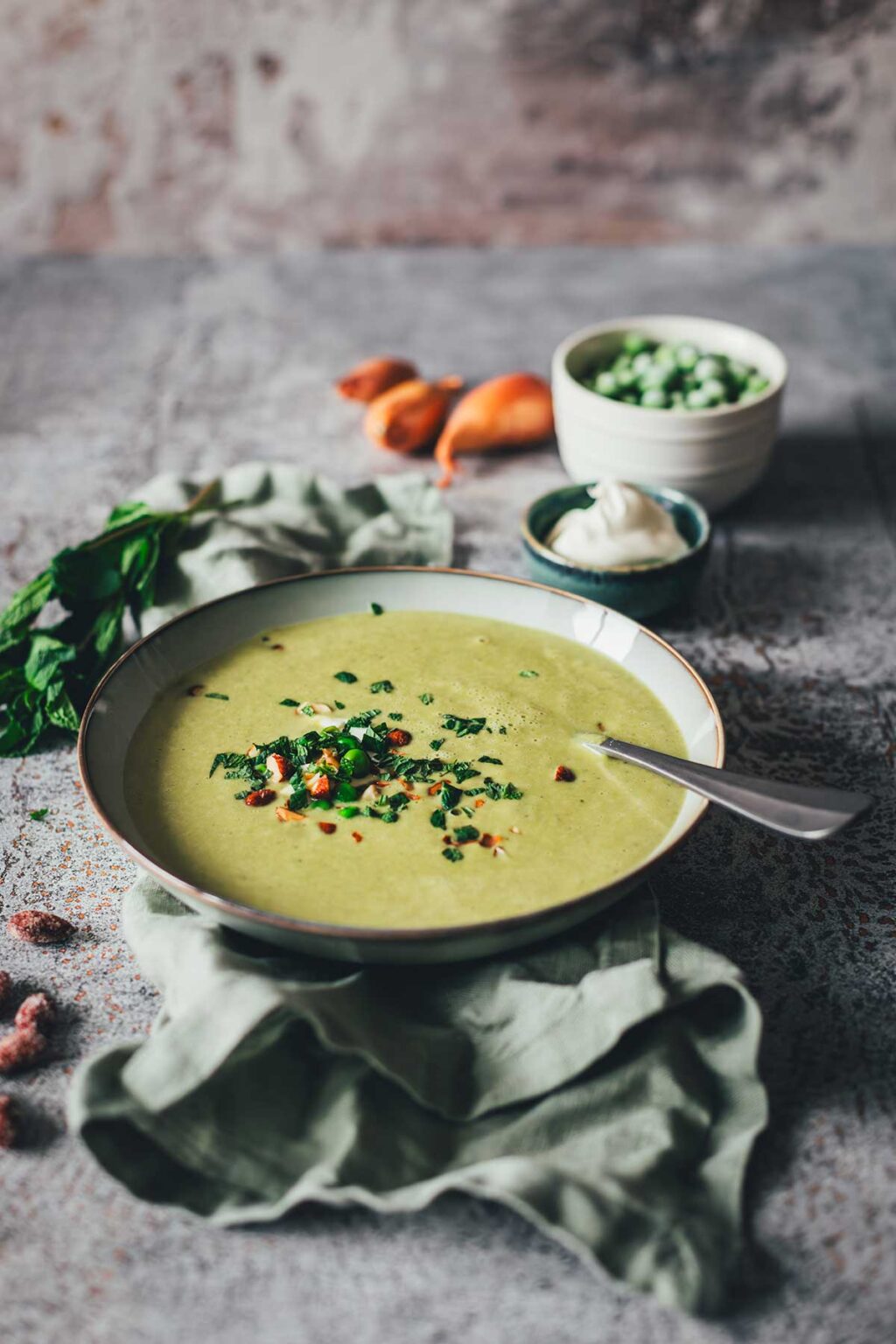Erbsensuppe mit Minze und Crème fraîche – schnell und einfach