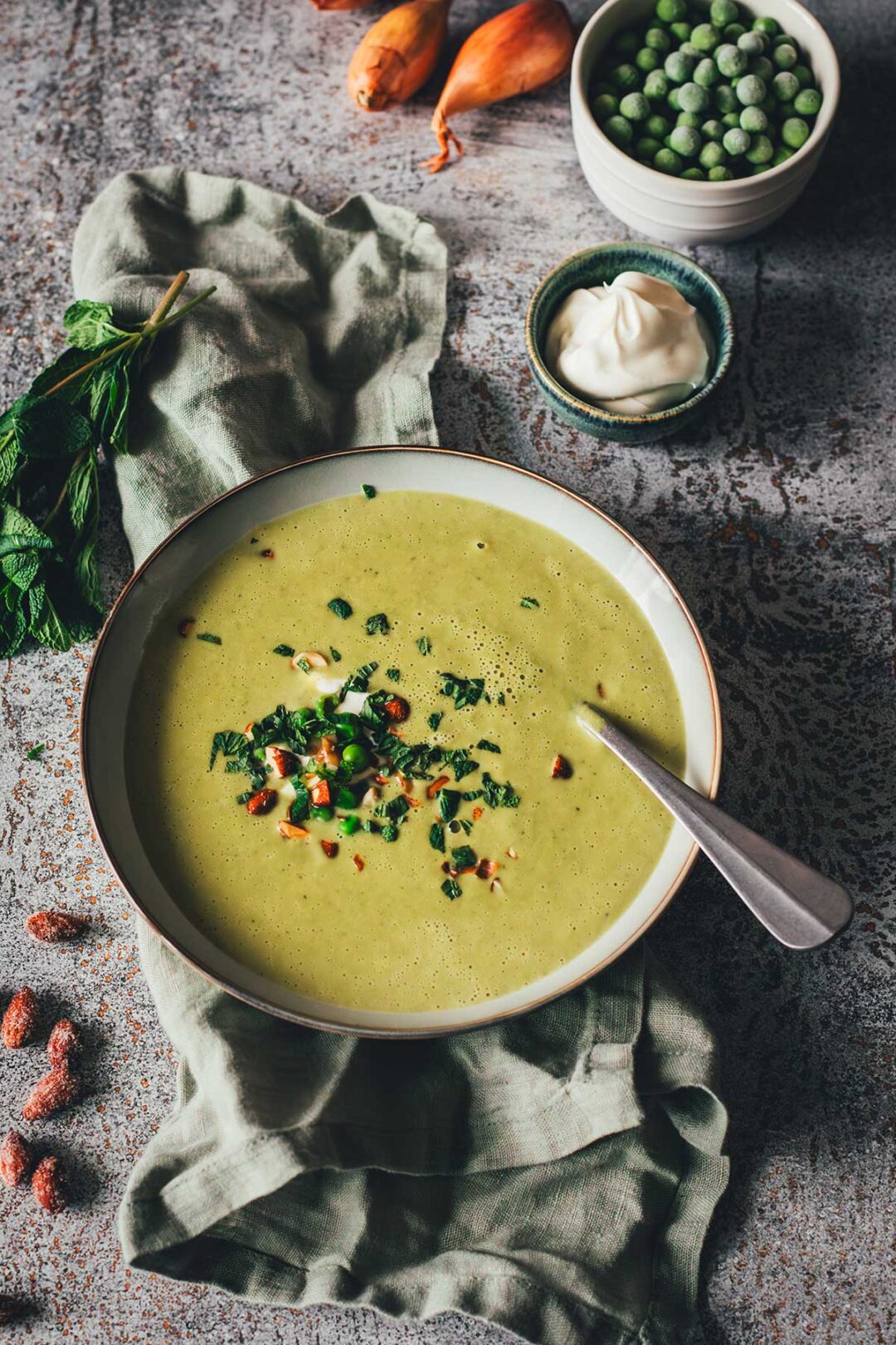 Erbsensuppe mit Minze und Crème fraîche – schnell und einfach