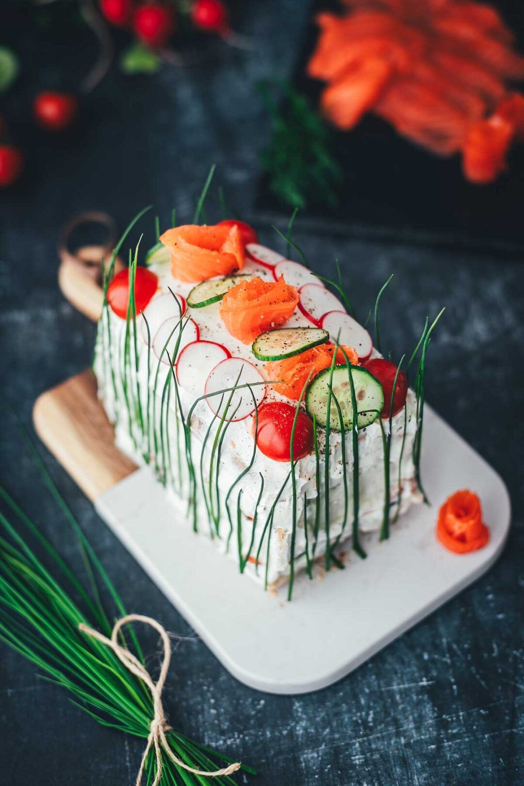 Sandwichtorte mit Räucherlachs: Einfaches Rezept für Ostern