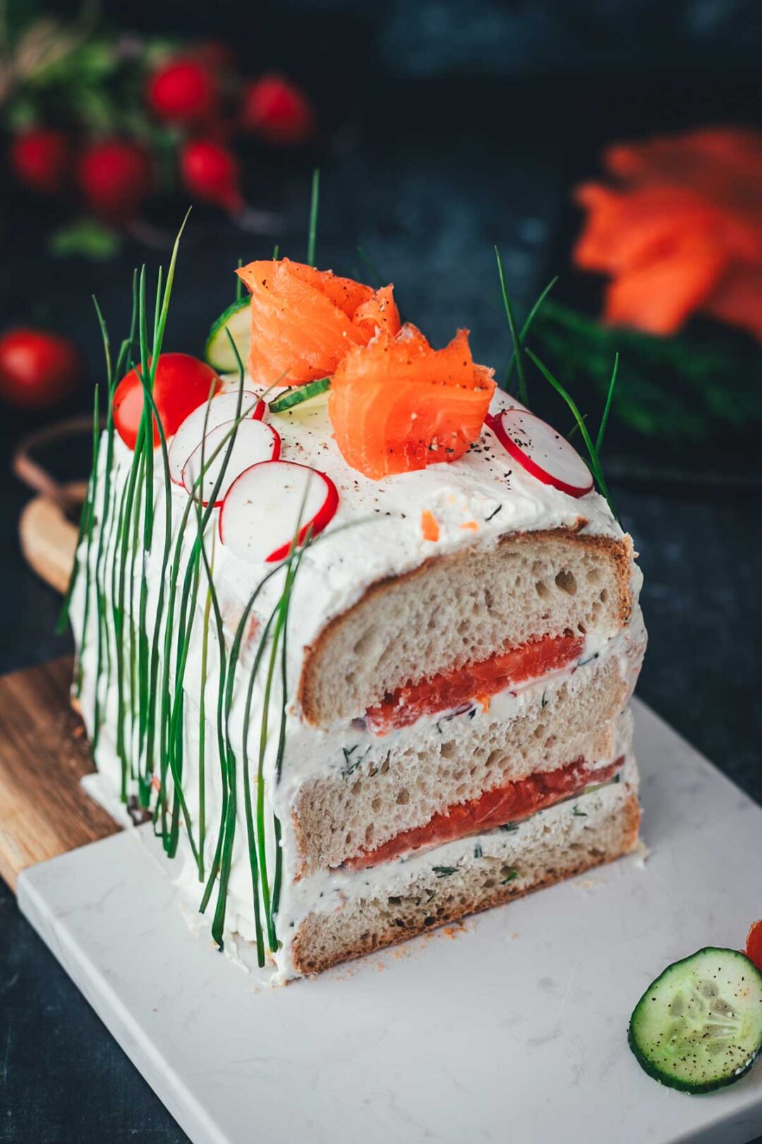Sandwichtorte mit Räucherlachs: Einfaches Rezept für Ostern